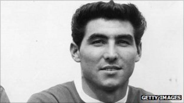 Manchester United snaps up Tony Dunne's medals - BBC News