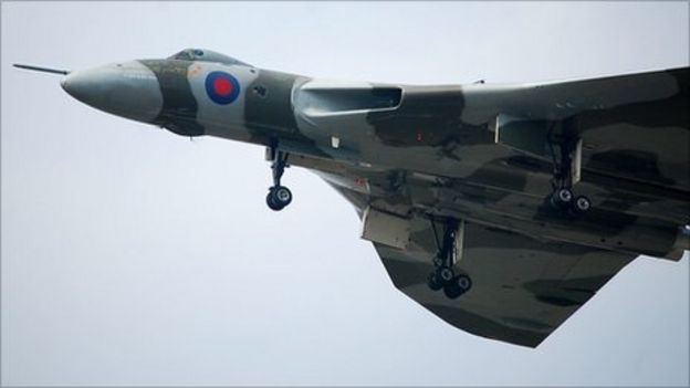 Vulcan bomber celebrated at Leicestershire airfield - BBC News