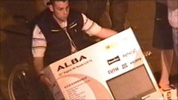 London riots: Looter in wheelchair jailed - BBC News