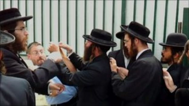 Intimidating protest highlight Israeli religious divide - BBC News