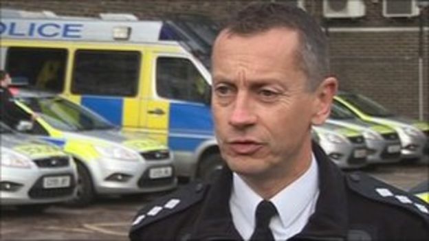 Mark Ling keeps Sussex Police job after text message misconduct - BBC News
