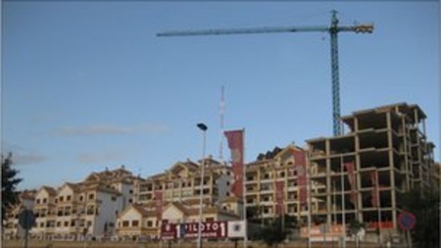 Spain tries to lure buyers back into housing market - BBC News