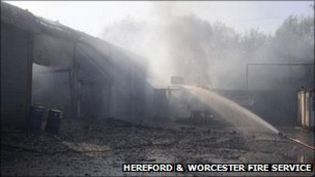 Large fire at Kidderminster industrial estate - BBC News