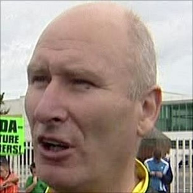 Billy Hutchinson new PUP leader - BBC News