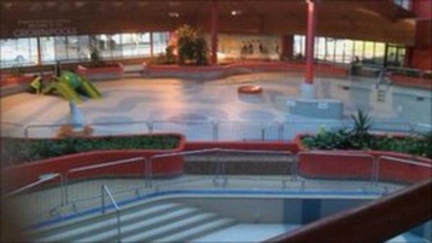 Crown Pools in Ipswich emptied for refurbishment - BBC News