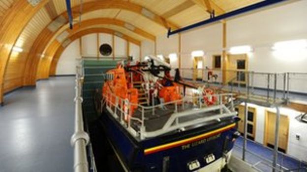 New Lizard lifeboat carries out its first rescue - BBC News