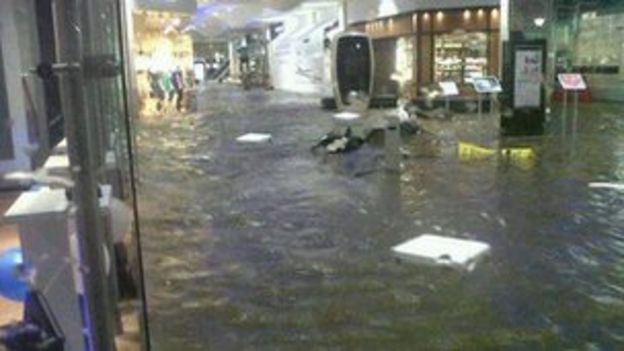 Dublin on emergency footing as floods cause chaos - BBC News