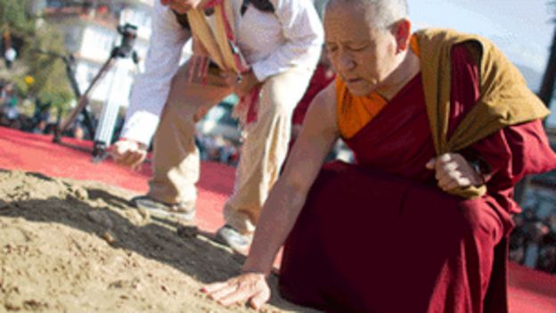 India: Tibetan exiles walk on 'home soil' in Dharamsala - BBC News