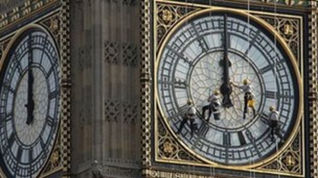 Clocks go back as British Summer Time ends - BBC News