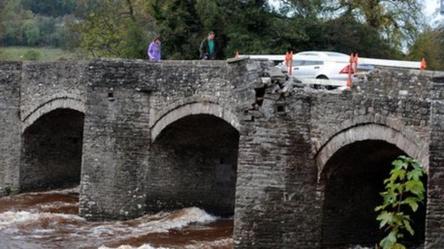 Hanging Chapel: Wait for monument repairs in Langport - BBC News