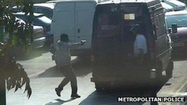 Police marksman describes Hampshire bank robbery shooting - BBC News