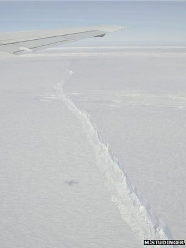 Huge iceberg forms in Antarctica - BBC News