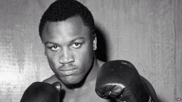 Boxing greats pay tribute to 'legendary' Joe Frazier - BBC Newsround