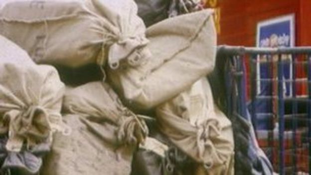 'Overloaded' part-time Paignton postman hoarded mail - BBC News