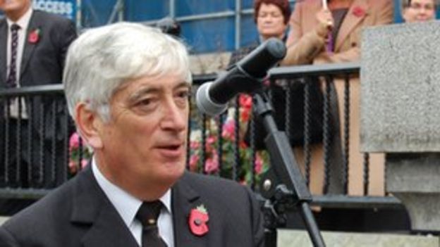 Disability campaigner Dave Purdy honoured with plaque - BBC News