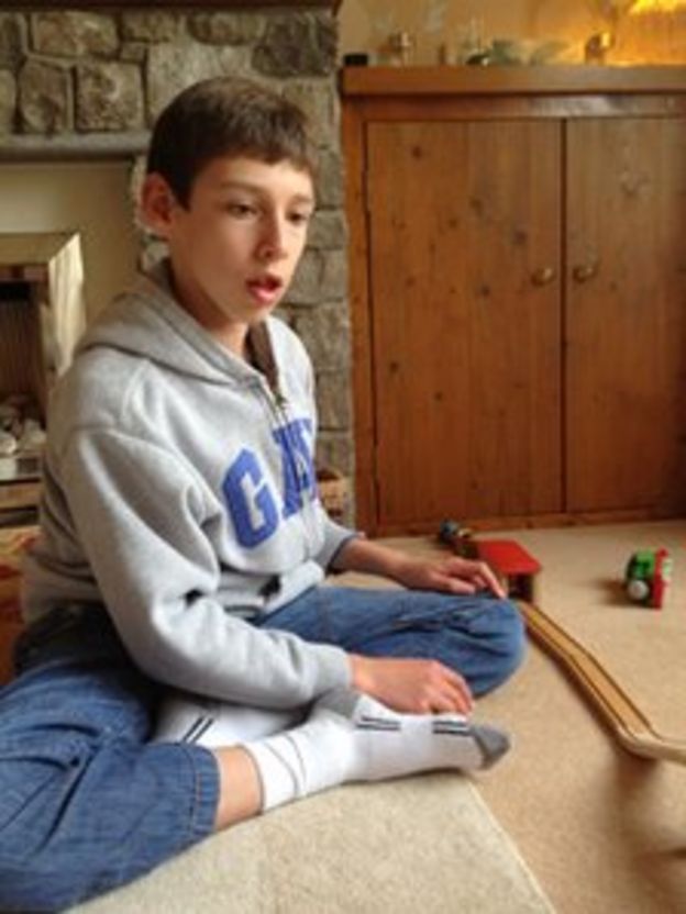 Family helped by Children in Need-backed hospice - BBC News