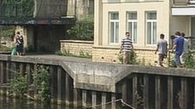 River Avon ladders and grab chains should be fixed, report says - BBC News