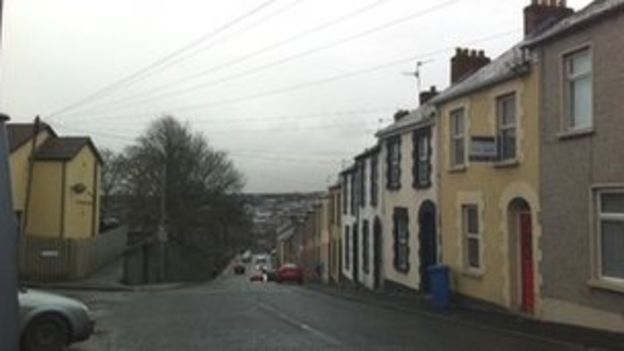 Pair arrested after shooting in Creggan Hill in Derry - BBC News