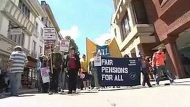 Devon schools to close for a day in strike over pay - BBC News