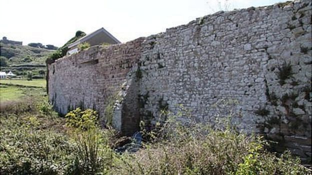 Alderney: Roman courtyard unearthed at WW2 bunker site - BBC News