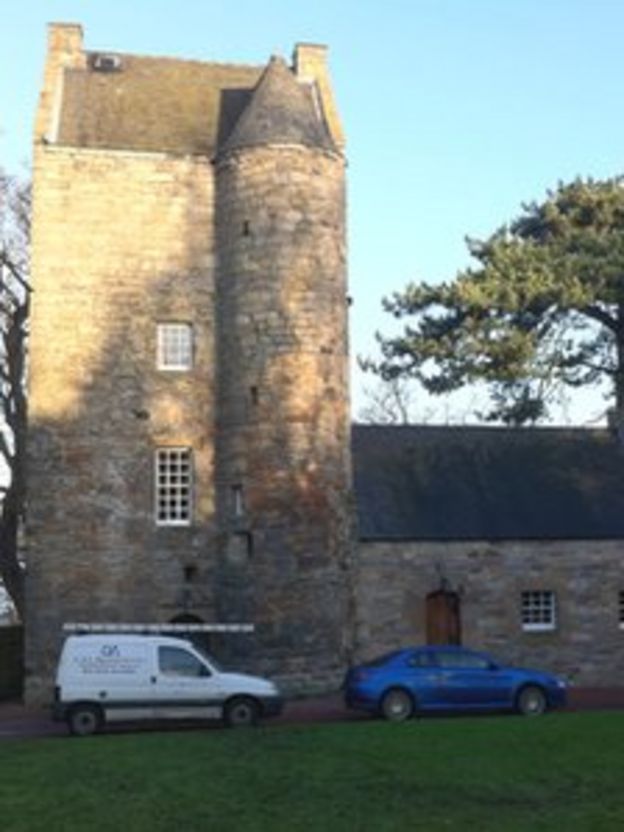Fire causes damage to Cramond Tower in Edinburgh - BBC News