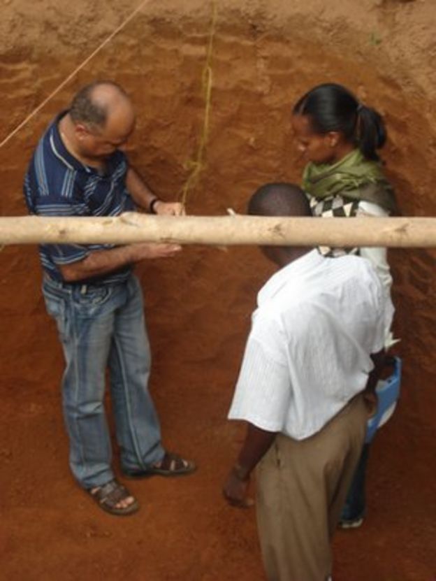 Nepal pipes biogas expertise abroad - BBC News