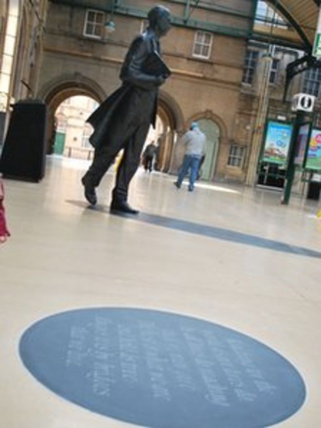 Philip Larkin honoured at Hull Paragon station - BBC News