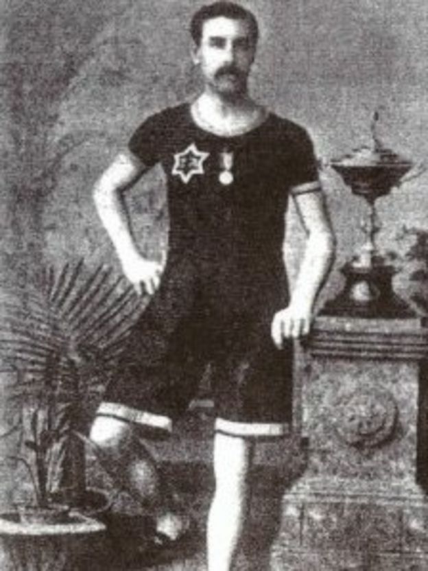 Olympic gold winner Charles Bennett remembered in Shapwick - BBC News