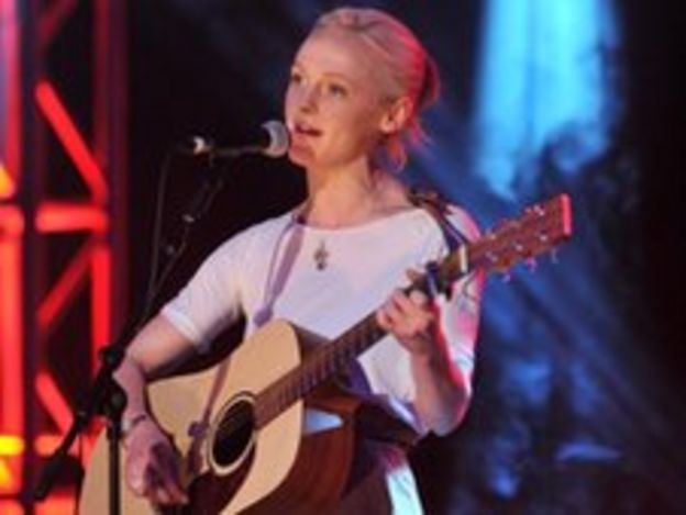 Laura Marling announces UK tour dates for next spring - BBC News
