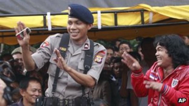 Indonesian policeman who became internet hit is sacked - BBC News