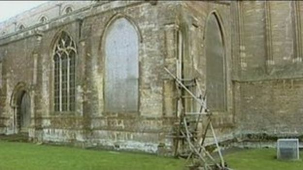Dry weather causes St Peter's Church in Raunds to crumble - BBC News