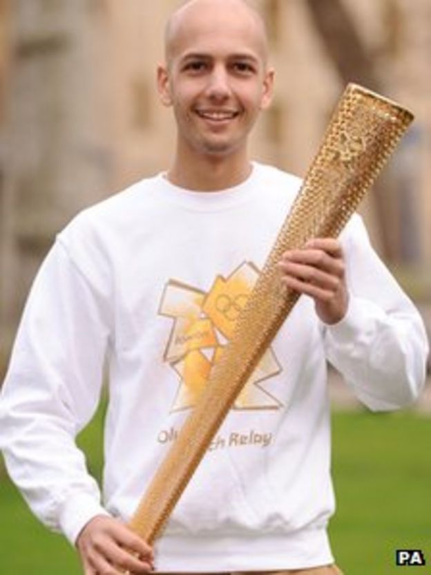 London 2012: Chosen Torchbearers shine a light at Tower - BBC News