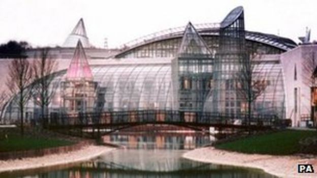 Quarter of a million go shopping at Bluewater - BBC News