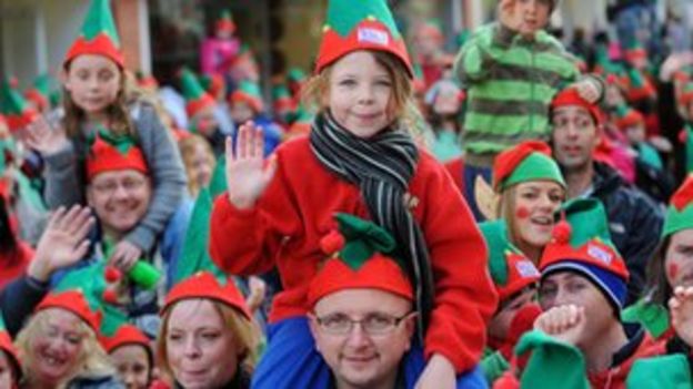 Elves gather in Bridgend to beat own world record - BBC News