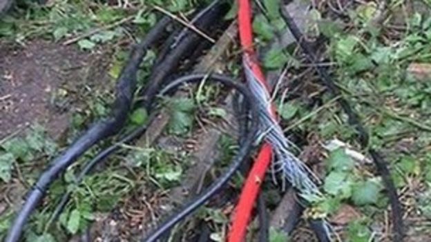 Cable thieves may have posed as rail staff - BBC News