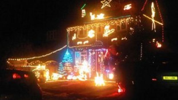 Farnham Christmas lights bring Olympic torch honour - BBC News