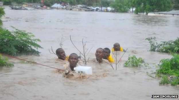 Tanzania floods: Heavy rains inundate Dar es Salaam - BBC News