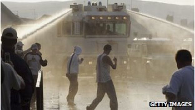 Water cannon 'not the answer' to riots, Met chief says - BBC News