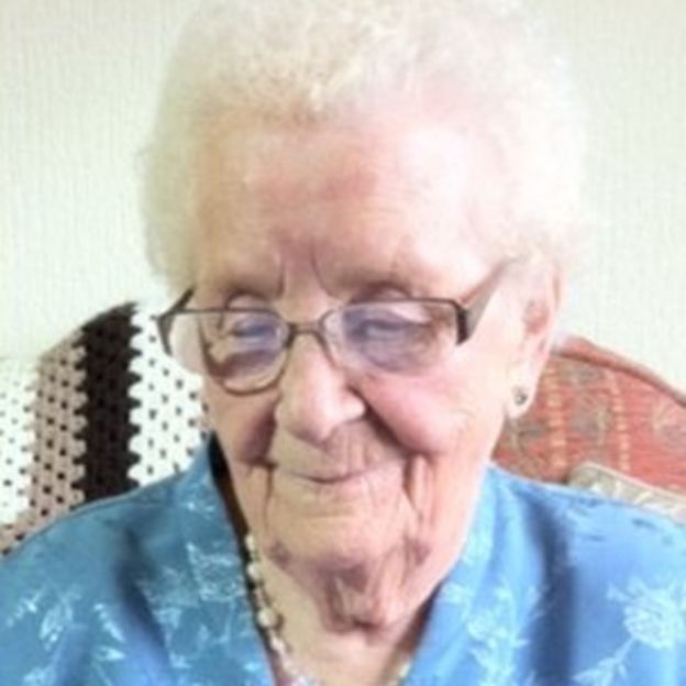 Ruby honoured at 92 for hospice work - BBC News