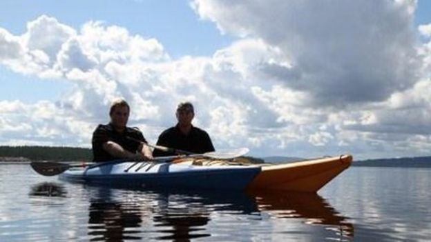 Man breaks 'toughest' Atlantic solo rowing record - BBC News