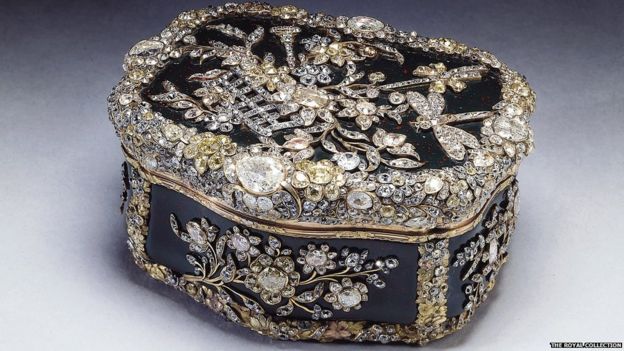 Pictures: Stunning Royal diamonds to go on display - BBC Newsround