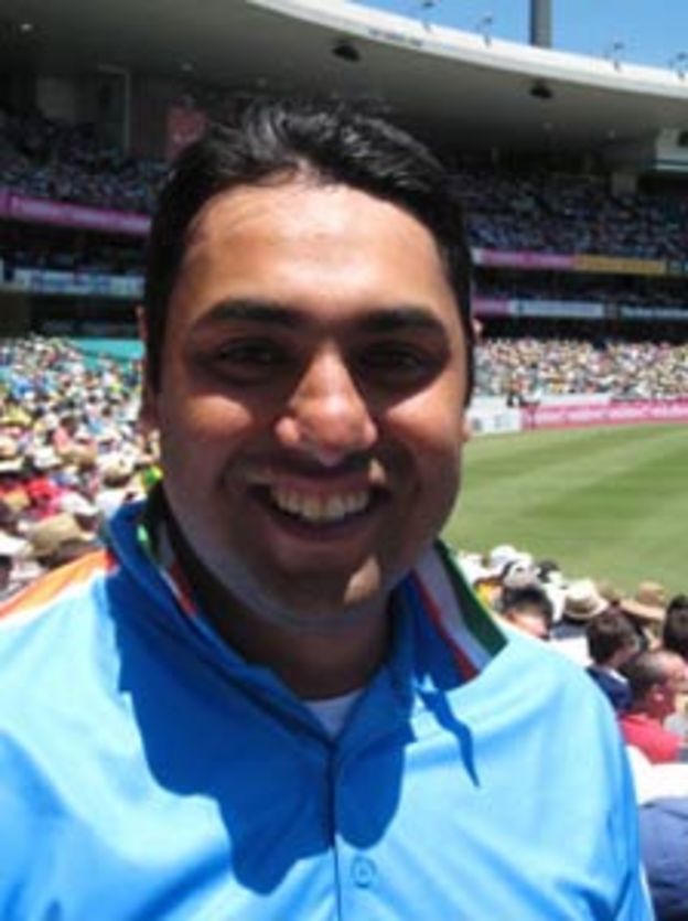 India's 'Swami Army' brings Bollywood colour to cricket - BBC News