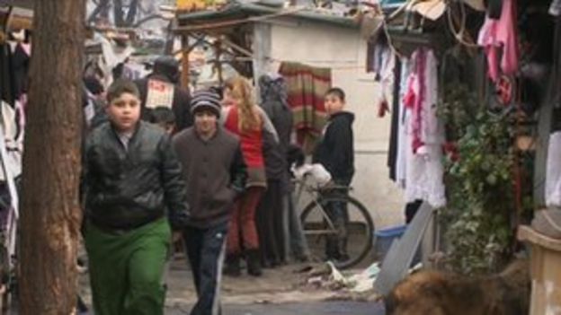 French crack down on Roma gangs - BBC News