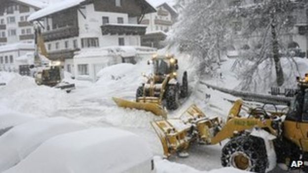 Austria hit by heavy snow, major railway line shut - BBC News