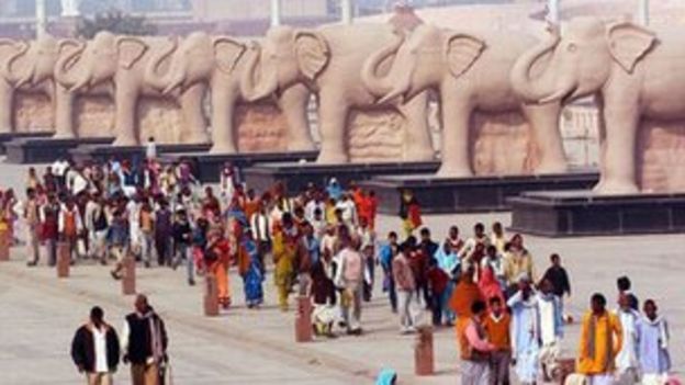 Indian Dalit icon Mayawati's statues ordered covered up - BBC News