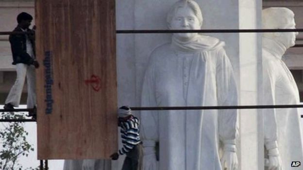 India Mayawati statues covered up before deadline - BBC News