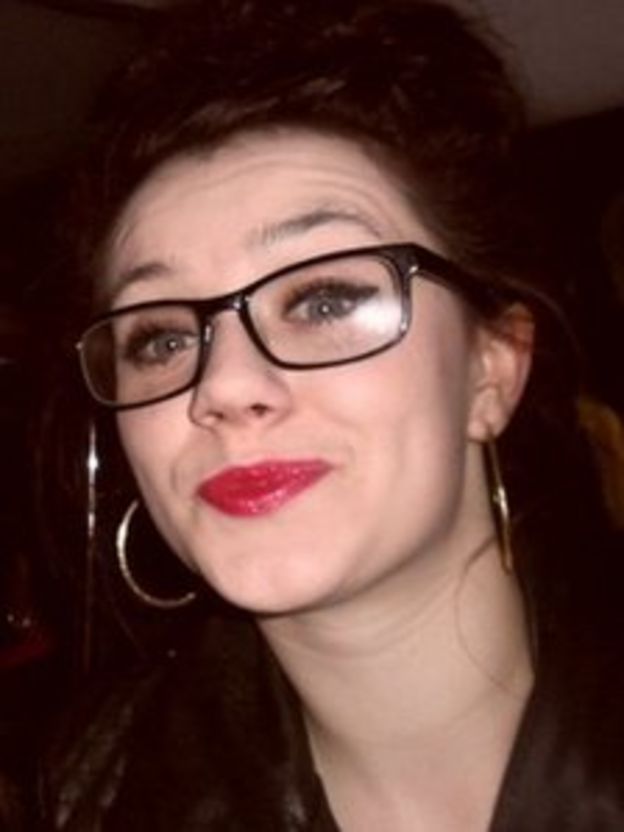 Glasses show remembers crash-death student Emma Newton - BBC News