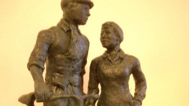 Scunthorpe steelworkers tribute sculpture unveiled - BBC News