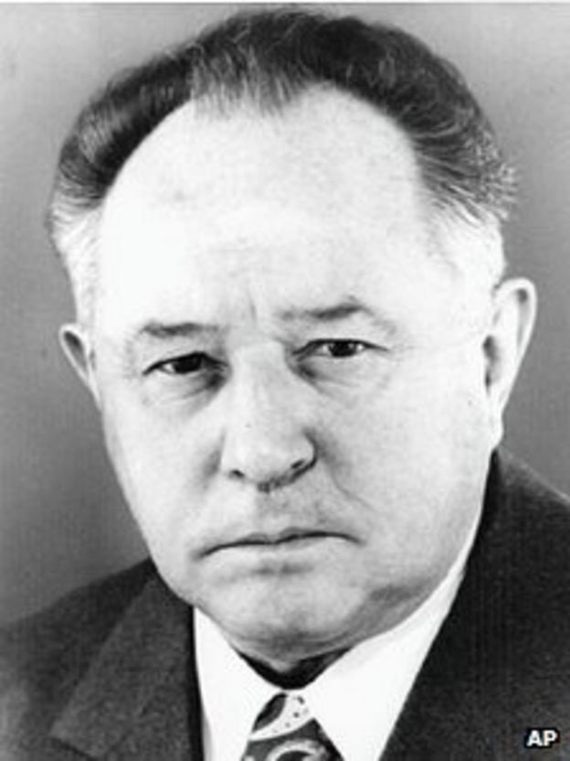 Germans visit HQ of ex-Stasi boss Mielke - BBC News