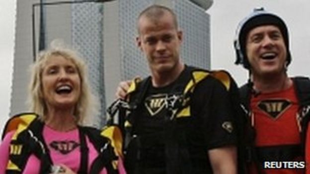 Base jumper Jeb Corliss hurt in Table Mountain stunt - BBC News